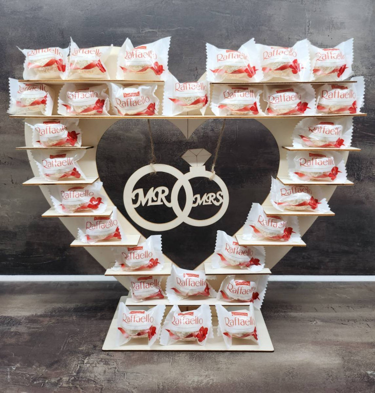 Dřevěný stojan ve tvaru srdce na pralinky | Svatbasradosti.cz - vše pro ...